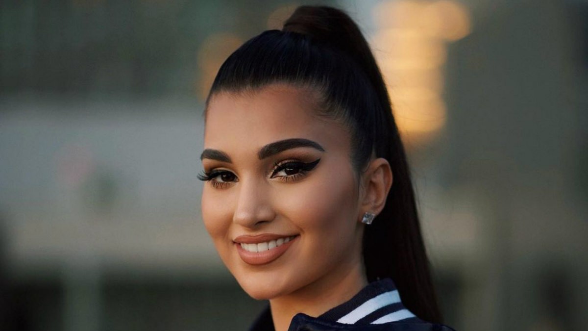 American singer Enisa, critic trade words over love for Nigerians - QED.NG