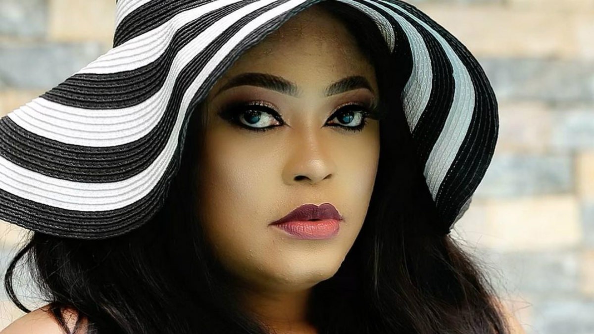 Omoborty displays curve in bikini by the pool - QED.NG