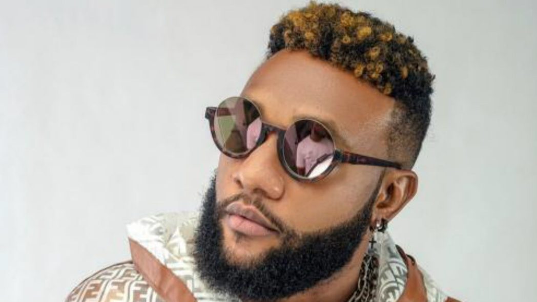 Fans react as Kcee dedicates Headies award to wife, 'girlfriend' - QED.NG