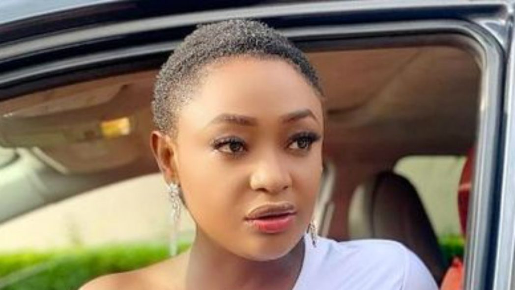 Lizzy Gold loses father - QED.NG