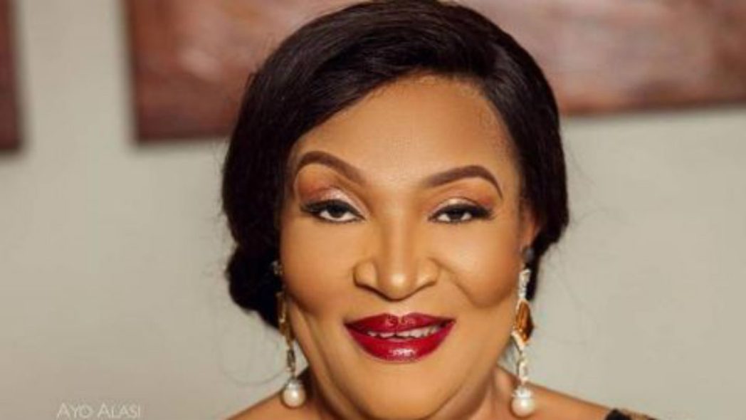 Ngozi Nwosu leads Buga dance at Olu Jacobs' 80th birthday party - QED.NG