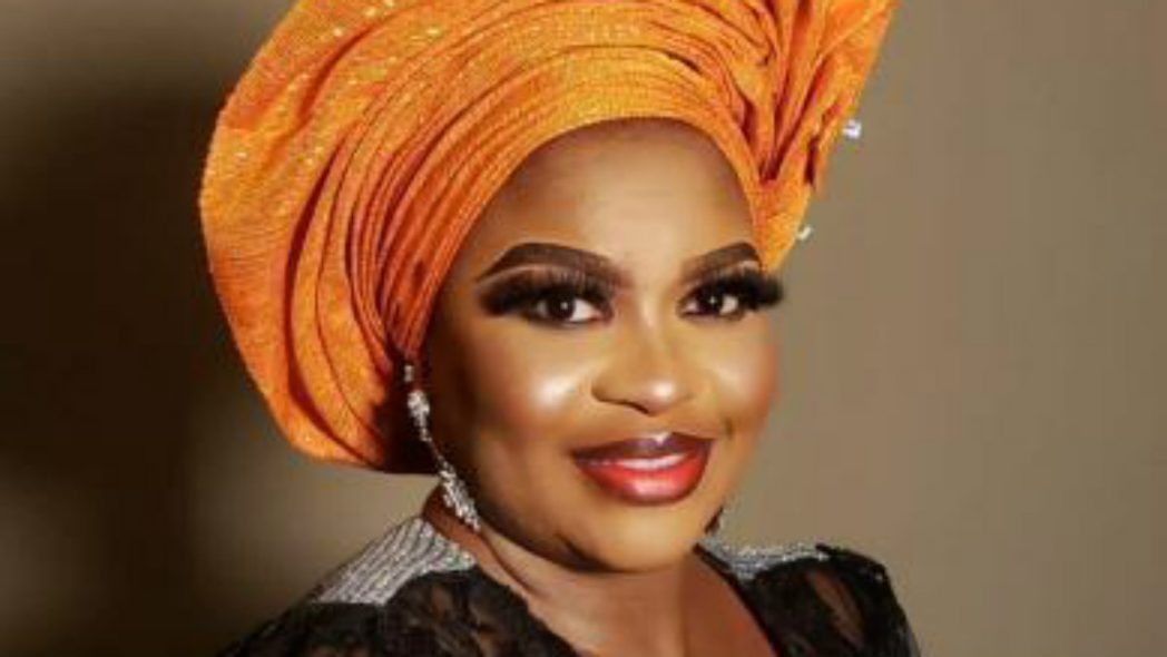 Mistura Asunramu prays for Moji Olaiya on fifth death anniversary - QED.NG