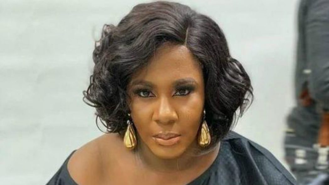 Doyin Kukoyi shows off Ogogo as new 'husband', daughter reacts - QED.NG