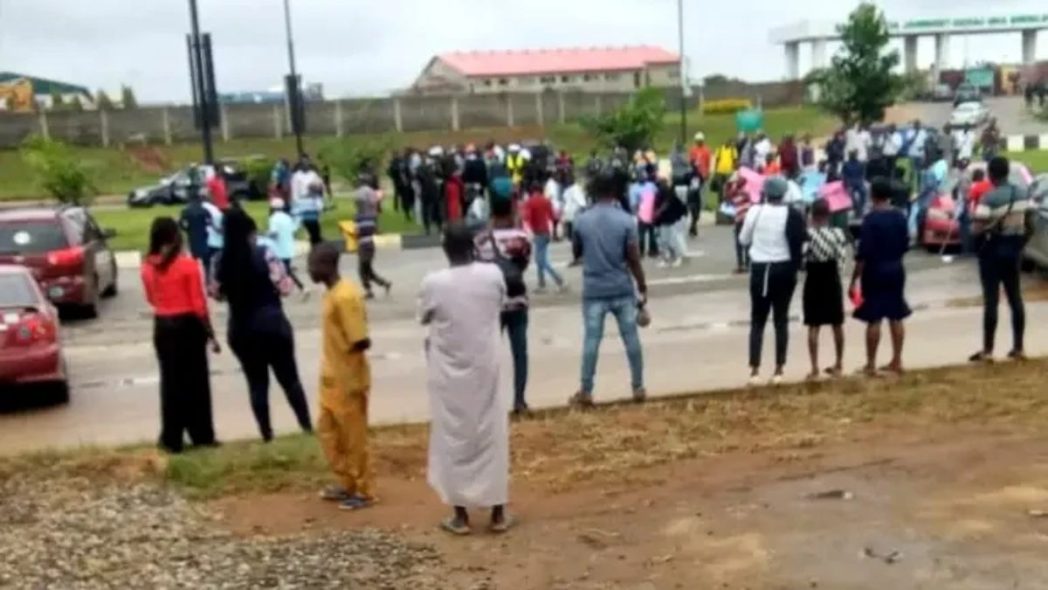 Anti-protest groups clash with protesters in Lagos, Abuja - QED.NG