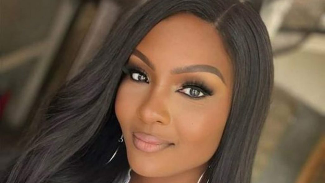Osas Ighodaro flaunts body in bikini by the pool - QED.NG