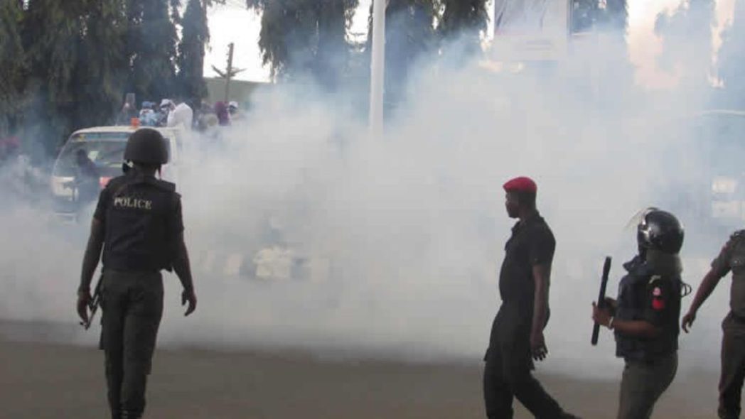 Security operatives disperse protesters at Lekki toll gate - QED.NG