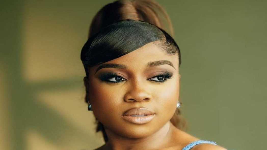 Fashion designer Veekee James leads worship at church wedding - QED.NG