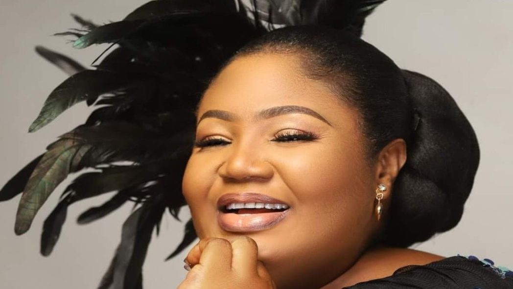 Chinyere Udoma gifts cash to Ruby Ojiakor, husband Moc Madu during visit - QED.NG